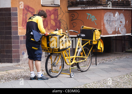 Ein Postbote am Arbeitsplatz, Berlin, Deutschland Stockfotografie - Alamy