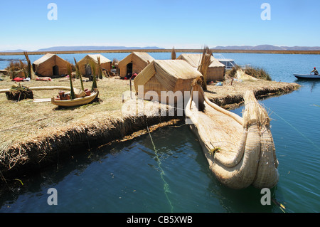 Stroh Boote auf dem Titicacasee zu den schwimmenden Inseln der Uros, peru Stockfoto, Bild ...