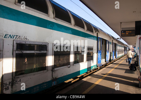 Italienische Eisenbahn Zug - "Trenitalia" - am Bahnhof Bologna Centrale ...