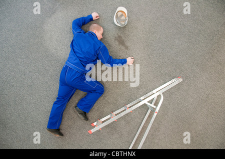 Arbeiter fiel von einer Leiter - Unfall bei der Arbeit Stockfoto, Bild ...