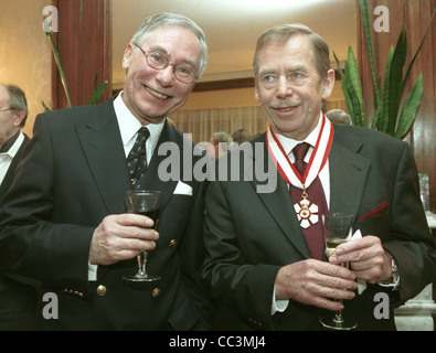 Vaclav Havel wurde von Bruce Jutzi, kanadischer Botschafter, mit dem ...