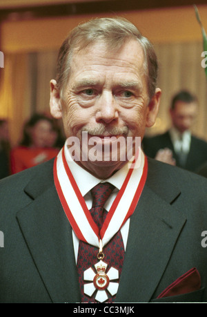 Vaclav Havel wurde von Bruce Jutzi, kanadischer Botschafter, mit dem ...