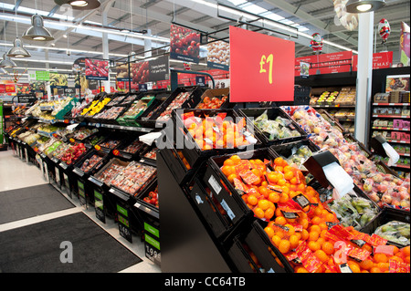 Obst und Gemüse Obst-Abteilung in einem Supermarkt Stockfotografie - Alamy
