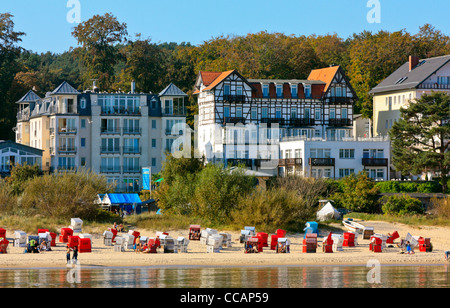 Strandpromenade von Bansin und Ferienhäusern. Menschen zu Fuß an der ...