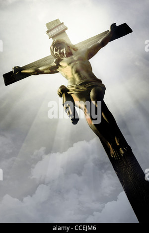 Jesus Christus am Kreuz mit Wolken Stockfoto, Bild: 50435542 - Alamy