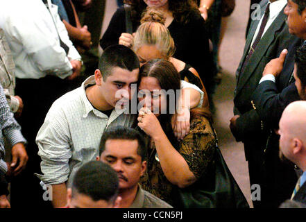 19. August 2004; San Antonio, TX, USA; Der Sarg des San Antonio Boxer Robert Quiroga erfolgt vom ...