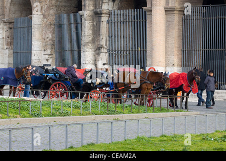 Pferd und Wagen warten vor dem Kolosseum zu Touristen geben eine Tour ...
