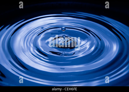 Wassertropfen fallen ins Wasser, wodurch eine konzentrische Kreise Stockfoto, Bild: 125680073 ...