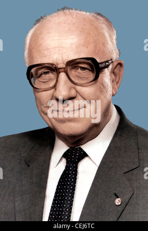 Präsident der Volkskammer der DDR Horst Sindermann (l) bei seinen ...