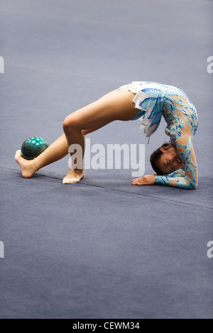 Nackte Füße von weiblichen Turnerin am Schwebebalken Stockfotografie ...