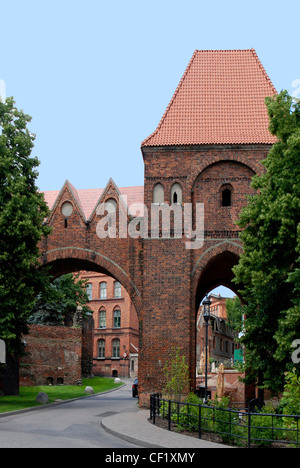 Alte Stadtmauer von Thorn mit einem Wehrturm aus dem 13. Jahrhundert ...