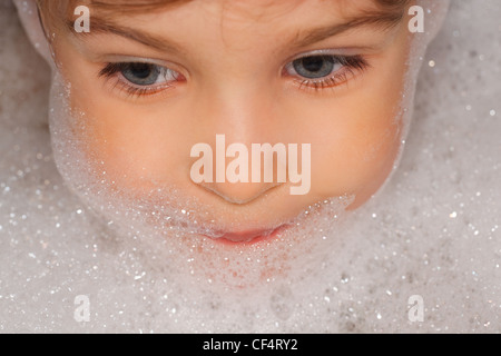 Kleine Kinder nehmen eine Badewanne. Kinder waschen im Bad. Bruder und ...