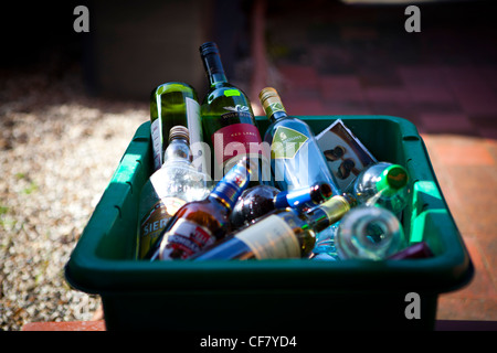 Leer Wein & Bier Flaschen in einer Kiste bereit für das Recycling ...