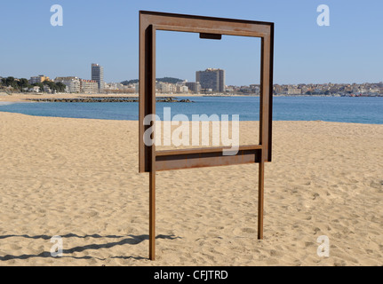 Der Strand und die Stadt von Palamos an der Costa Brava in Spanien ...