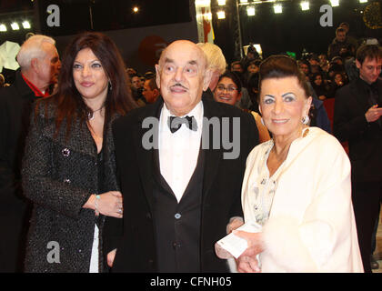 Filmproduzent Atze Brauner (2-L), seine Frau Maria, Atze Brauners Sohn ...