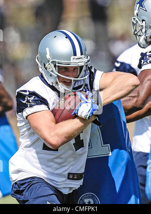 Dallas Cowboys Wide Receiver Cole Beasley (11) wird nach einem Fang von ...