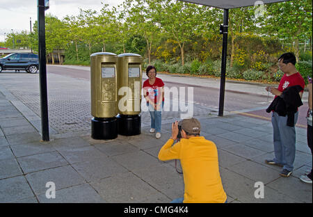 Milton Keynes 08.05.12 Silbury Boulevard lokale Pose vor die zwei ...