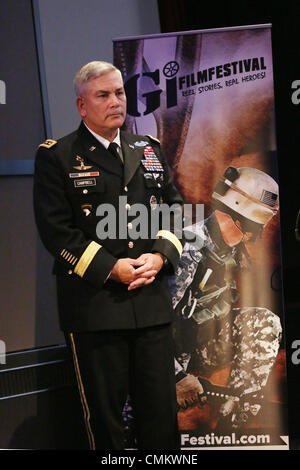 Burbank, CA, USA. 1. November 2013. General John F. Campbell kommt der ...