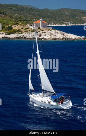 INSEL VIS, KROATIEN, EUROPA - Touristen auf Segelbooten besuchen den U ...