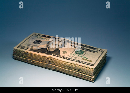 Nahaufnahme eines Stapels von Papierrechnungen, Seitenansicht. Euro ...