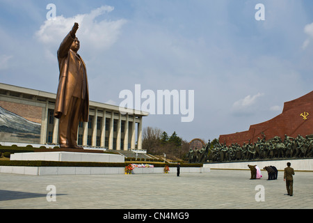 Eine riesige Statue von Kim Il Sung (1912-1994), kommunistischem Führer Nordkoreas, mit einer ...