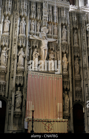 Altar mit Skulptur von Jesus am Kreuz, Innere der Sagrada Familia, Barcelona, Katalonien ...