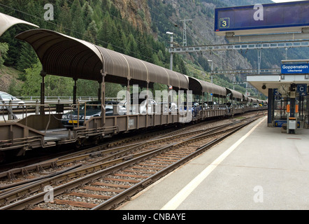 Auto-Zug von Kandersteg nach Goppenstein über Lötchberg Tunnel, Schweiz ...