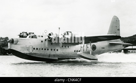 Shorts-Sunderland-Flugboot auf letzten Flug und AVRO Shackleton ...