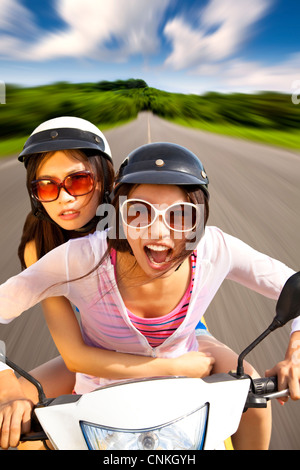 Jugend-/Teenager, Mädchen, auf dem Motorrad, volle Länge, St. Tropez ...