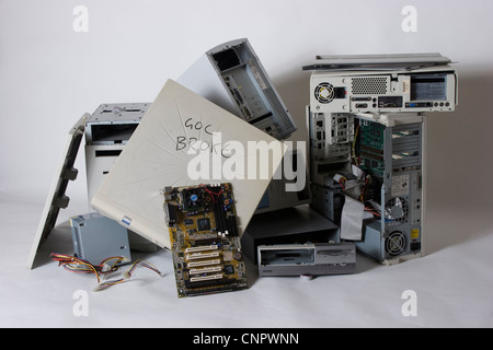 Gebrochen und Desktop-Computer in einen Stapel bereit für das recycling ...