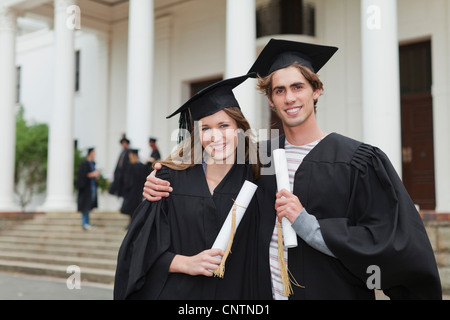 Absolventen mit ihren Abschluss auf dem campus Stockfotografie - Alamy