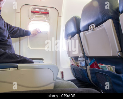 Männlichen Passagier sitzt im Notausgang im Flugzeug Stockfotografie ...