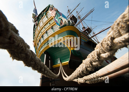 Der Mast und die Flagge am Heck auf einem Holzboot Cruisen bei ...