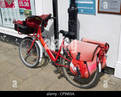 Royal Mail Postbote mit Fahrrad die Post im Dorf von Plumtree ...