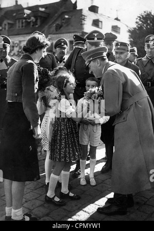 Kinder überbringen Adolf Hitler nach seiner Ankunft auf dem ...