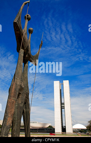 Platz der drei Gewalten mit ihren Os Candangos-Statue in Brasilien ...