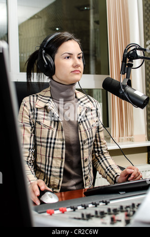 Moderatorin sitzt vor einem Mikrofon im radio Stockfotografie - Alamy