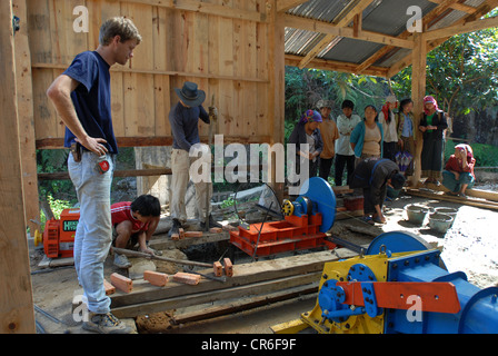 Laos, Hmong Dorf Nam Kha, Dorf Elektrifizierung von Lao-deutsche Firma ...