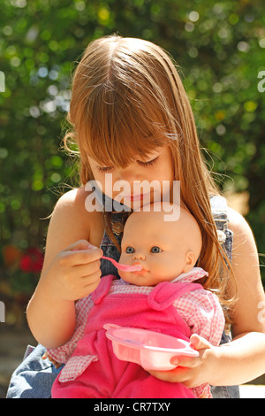 Mädchen mit ihren Puppen spielen Stockfoto, Bild: 12921964 - Alamy