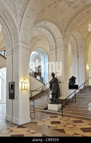 Bayerischen Nationalmuseum, Eingangshalle mit Treppe ...