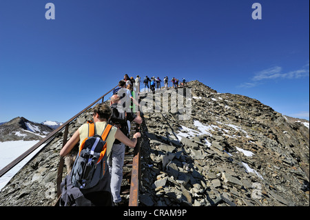 Touristen an der Aussichtsplattform auf der Aiguille-du-Midi in das Mont Blanc Massiv in ...