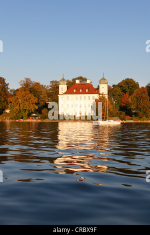 Starnberger See mit Schloss Ammerland oder Pocci Schloss in der Nähe von Muensing, Ansicht von ...