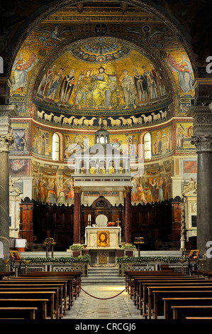 Hauptschiff und Altar in der Apsis, Basilica di Santa Croce Basilika des Heiligen Kreuzes ...