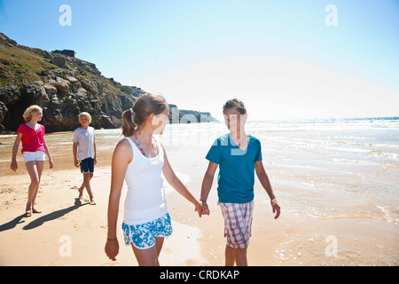 Jugendliche am Strand, Camaret-Sur-Mer, Finistere, Bretagne, Frankreich ...
