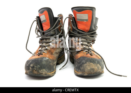 Paar alte, matschigen Wanderschuhe am Boden das Konzept der Abenteuer ...