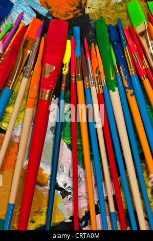 Mehrfarbige Pinsel auf bunte palette Stockfotografie - Alamy
