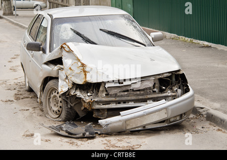Alte Auto zerstört ist auf der Strasse, blau Oldtimer Opel Manta ...