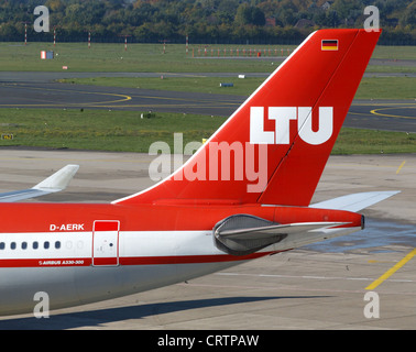 Flughafen Düsseldorf, LTU-Flugzeuge Stockfoto, Bild: 49159628 - Alamy