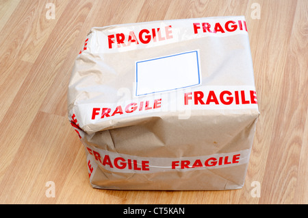 Fragile Paket beschädigt Stockfoto, Bild: 30277563 - Alamy
