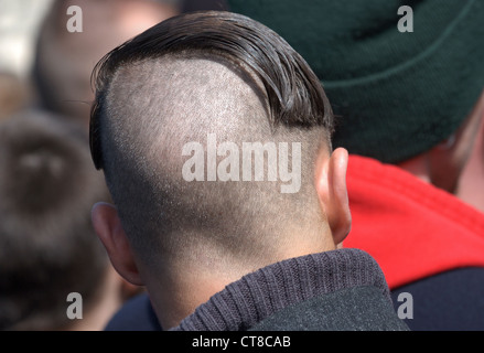 Demonstrant mit Frisur von Adolf Hitler in Berlin Stockfotografie - Alamy